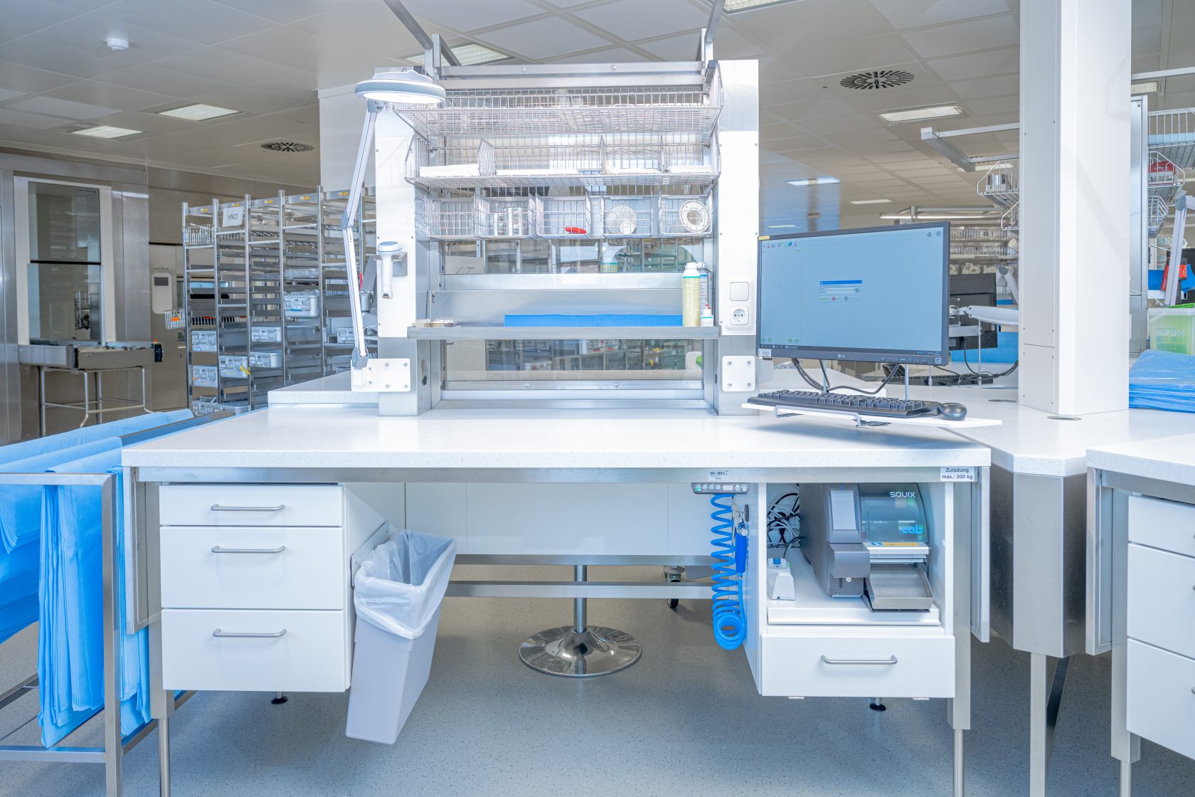 Shelves, packing tables and modular workstations - Becker